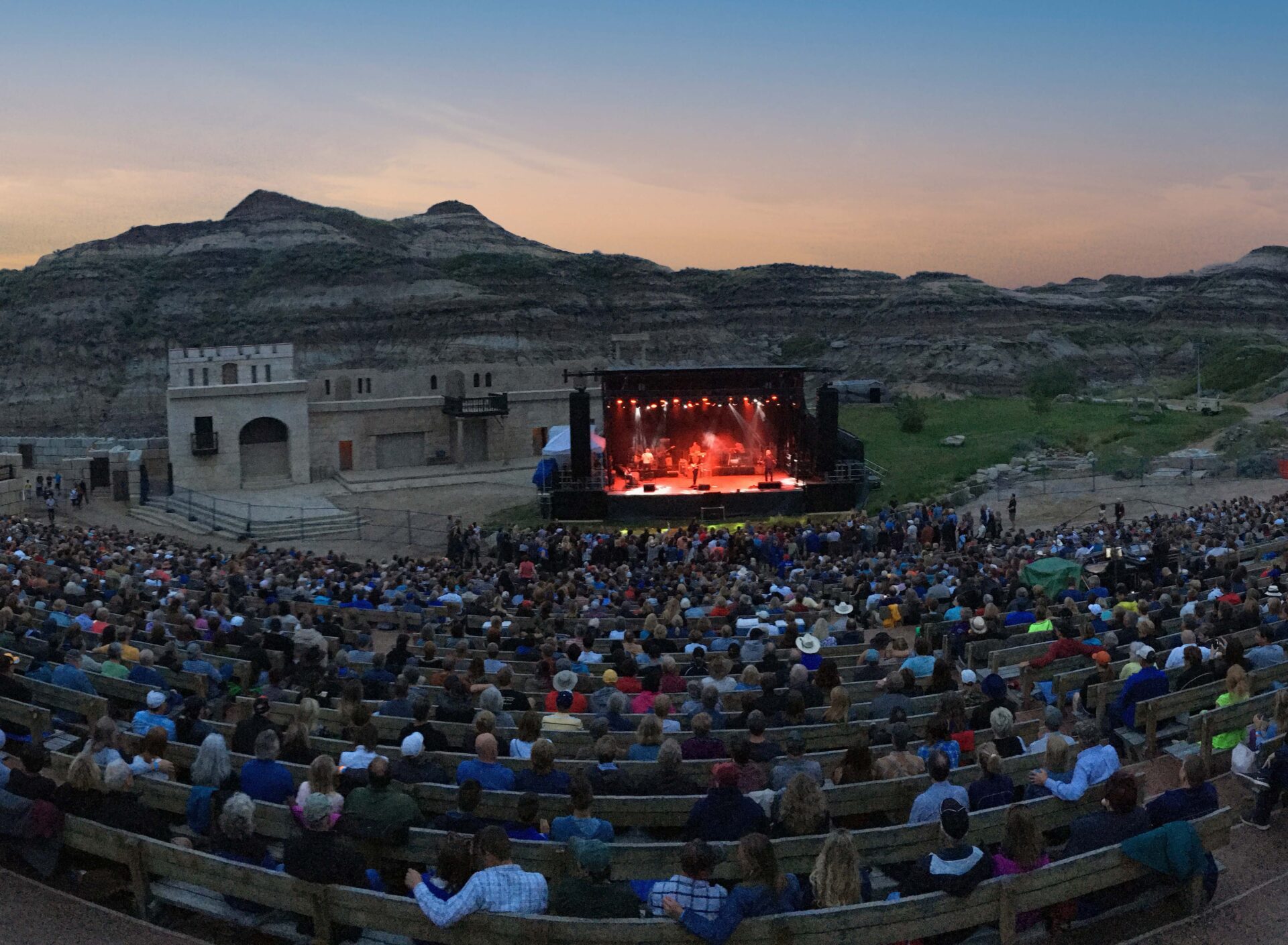 Badlands Amphitheatre - Travel Drumheller